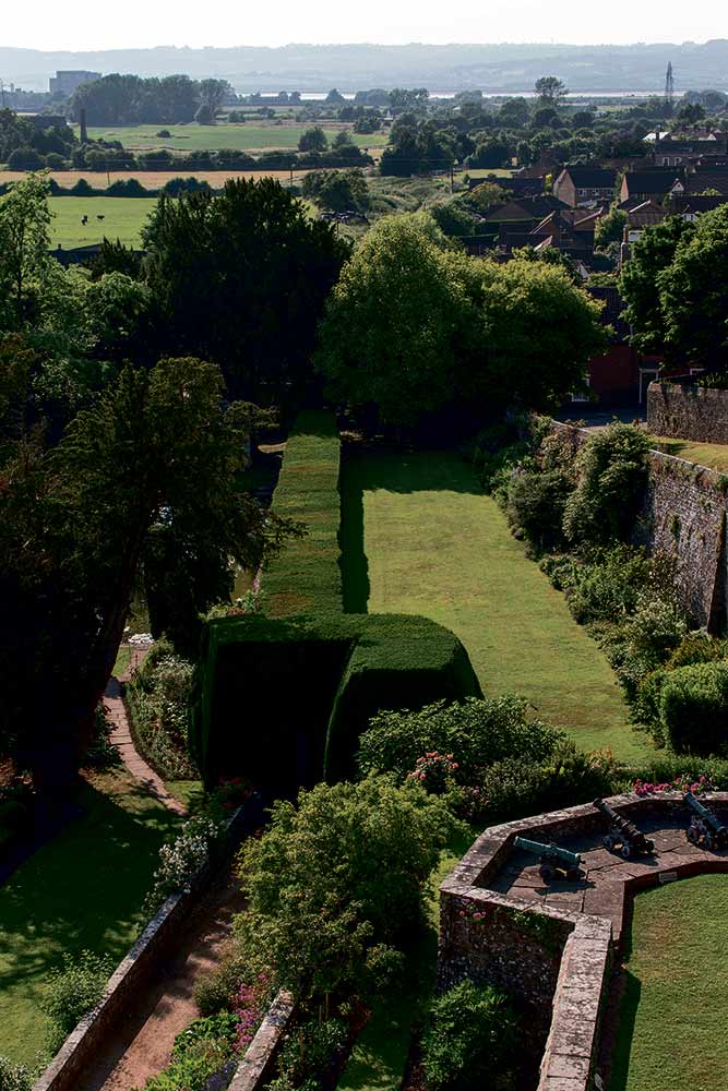 A fairy-tale castle in the heart of the Cotswolds – Country Gardener
